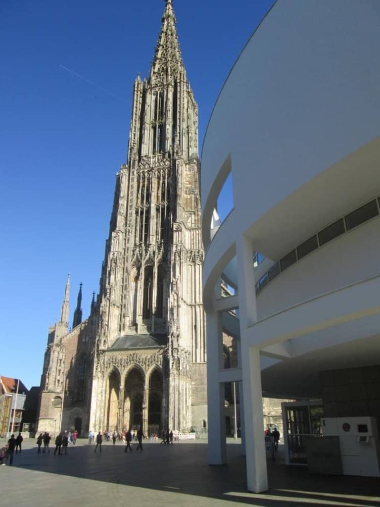 Ulm – Ulmer Münster mit Stadthaus am Münsterplatz | CTOUR Touristik.Forum